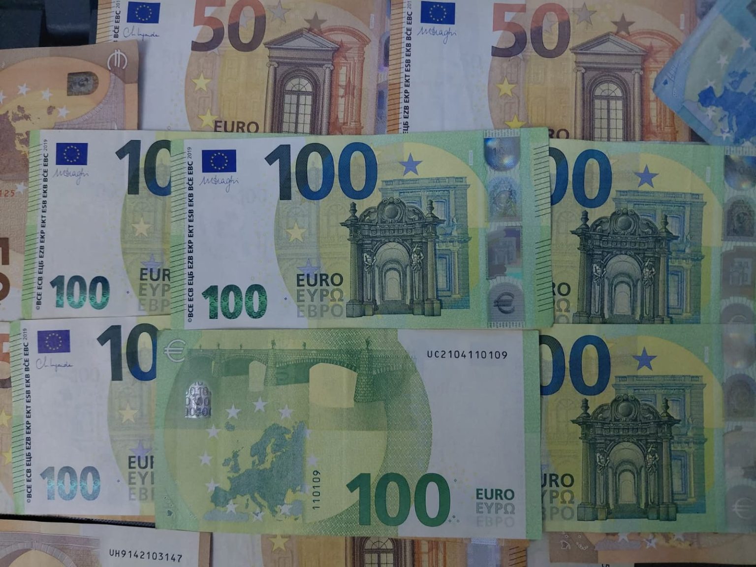 Taux de change en Algérie : le prix de 100 euros s’envole au Square